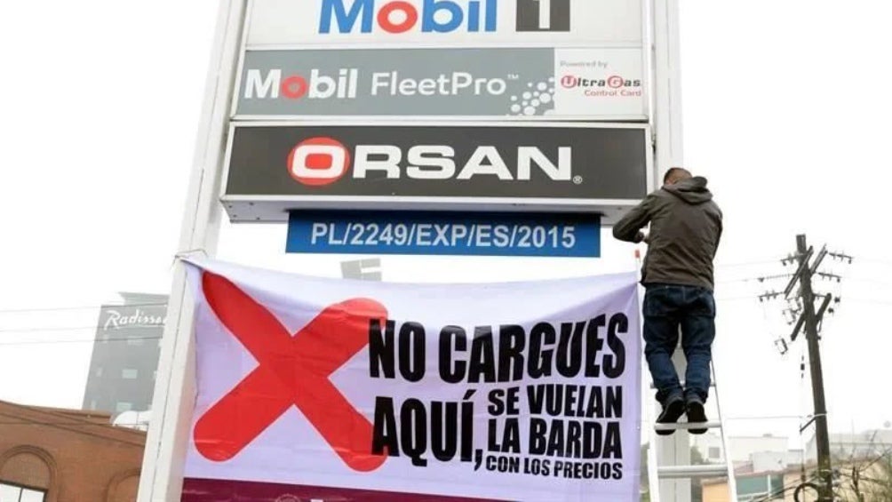 Profeco coloca lonas en gasolinas advirtiendo sus incremento de precios